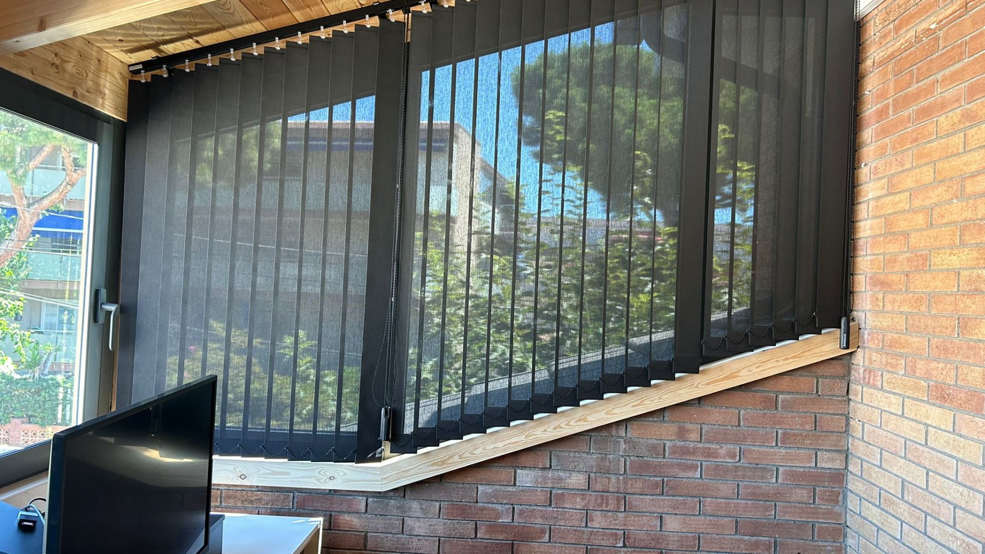 Cortinas verticales en plano inclinado con tejido técnico screen ...
